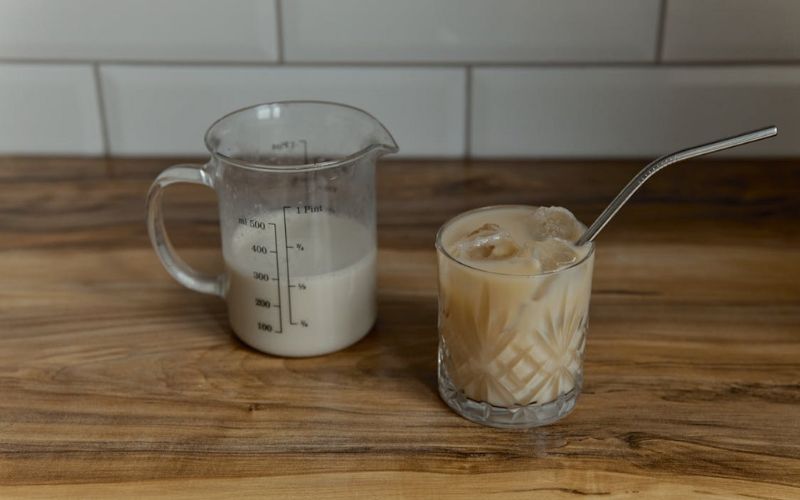 How Many Oz in a Gallon? US vs UK, 7 Ways to Measure Rightly