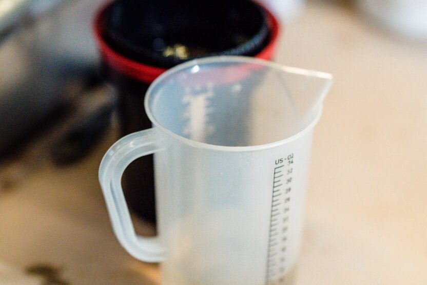 How Many Oz in a Gallon? US vs UK, 7 Ways to Measure Rightly